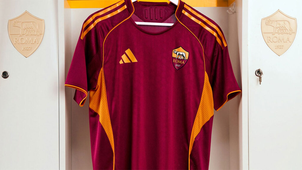 Roma, ecco la nuova maglia 2025/26 che ricorda la prima di Totti ...
